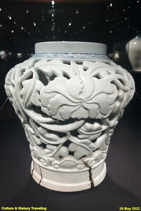 백자 청화투각모란당초문 항아리보물 Culture And Hitstory Traveling