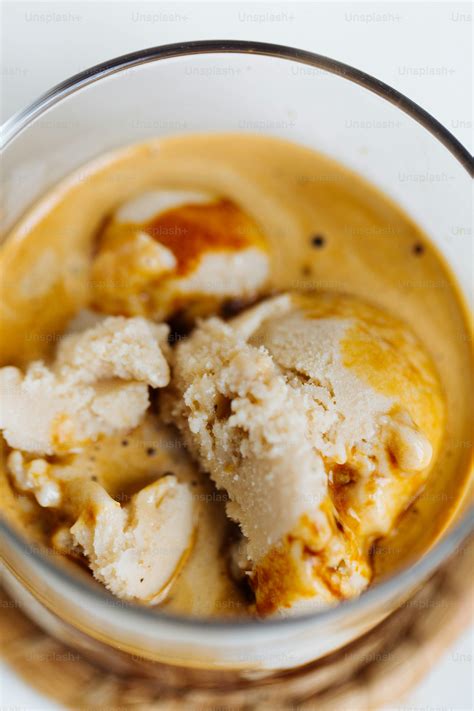 테이블 위에 아이스크림이 채워진 유리 사진 Unsplash의 아이스크림 컵 이미지