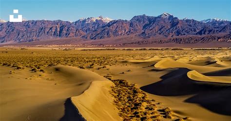 모래 언덕과 산을 배경으로 한 사막 풍경 사진 Unsplash의 무료 데스 밸리 이미지