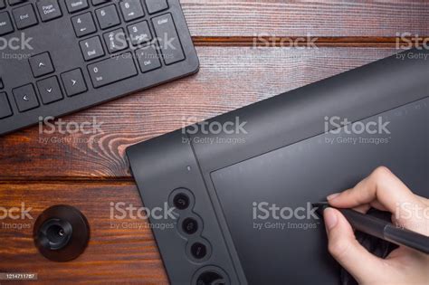 손은 그래픽 태블릿에 그립니다 프리랜서 디자이너 일러스트 레이터 기술 원격 작업 아웃소싱 그래픽 태블릿용 장갑과 펜 디지털 태블릿에서 작업하는 그래픽 디자이너 프로젝트 검은