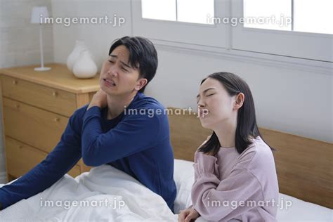 日本人夫婦 起床 疲労 （人物）の写真素材 302020282 イメージマート