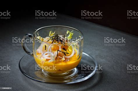 얇게 썬 양파 고수 잎 코코넛 밀크 향신료를 곁들인 신선한 세비체가 투명한 커피 컵에 담겨 있습니다 세비체에 대한 스톡 사진 및