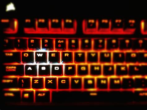 무료 이미지 빛 건반 과학 기술 번호 어두운 주황색 빨간 알파벳 간단한 기계 장치 보안 네온 사인 세례반 기계의 열쇠 그림 물감 편지 Pc