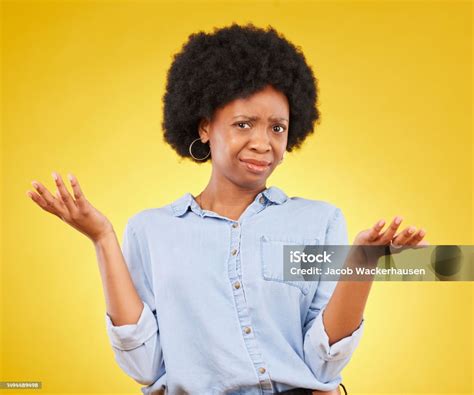 스튜디오에서 흑인 여성의 혼란스러움과 의심과 초상화는 노란색 배경에 제스처를 모른다 확실하지 않은 아프리카 소녀의 얼굴과 손