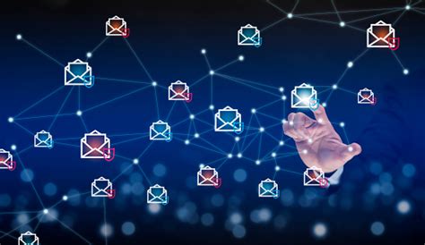 노트북 스팸 및 바이러스 컴퓨터 모니터 인터넷 보안 개념 노트북으로 전자 메일을 읽는 사업가와 이메일 개념 스팸 정크 및 전자 마케팅 화면 스팸 이메일 팝업 경고 마케팅에