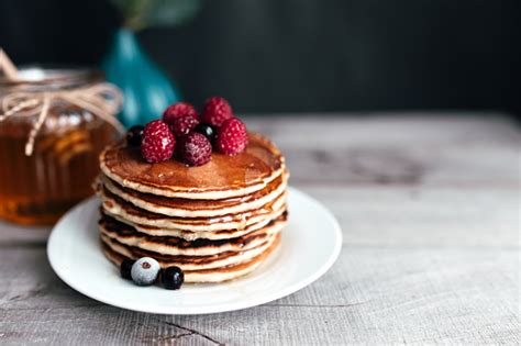 흰 접시 숟가락 항아리 나무 테이블에 열매와 꿀을 곁들인 육즙이 많은 팬케이크 0명에 대한 스톡 사진 및 기타 이미지 0명 건강한 식생활 검은색 까치밥나무 열매