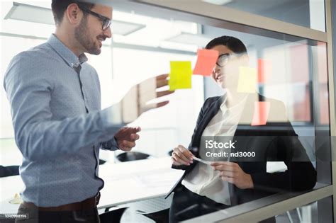 크리에이 티브 비즈니스 사람들이 사무실에서 비즈니스 프로젝트에서 작업 개념에 대한 스톡 사진 및 기타 이미지 개념 계획 기업가 Istock