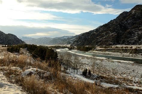 화창한 12월의 어느 날 그림 같은 겨울 계곡을 흐르는 소나무와 자작나무가 무성한 아름다운 산악 강의 높은 바위 눈 덮인 강둑 0명에 대한 스톡 사진 및 기타 이미지