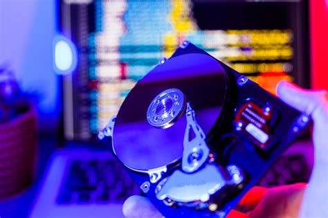 노트북 키보드의 하드 드라이브 화면에서 프로그램 코드를 반영합니다 네온 빛 프로그래밍 및 데이터 기록 컴퓨터 언어에 대한 스톡 사진 및 기타 이미지 Istock