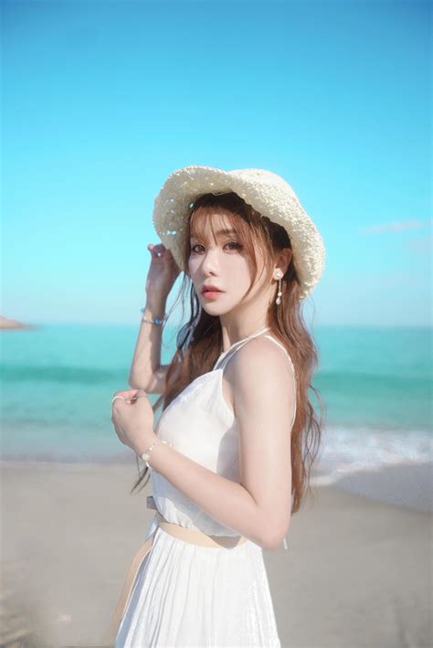 沙灘自拍真的很難 沙不平 有斜坡 陽光很猛烈 會有陰陽臉 沒有人拿著反光板去反射陽光 遠方海的水平線和人的水平 在很猛烈的太陽下 相機和電話