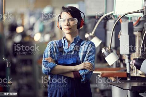 귀 보호대와 안전 고글에 심각한 전문 여성 엔지니어의 초상화 는 공장에 서 가슴에 팔을 건너 엔지니어에 대한 스톡 사진 및 기타 이미지 Istock