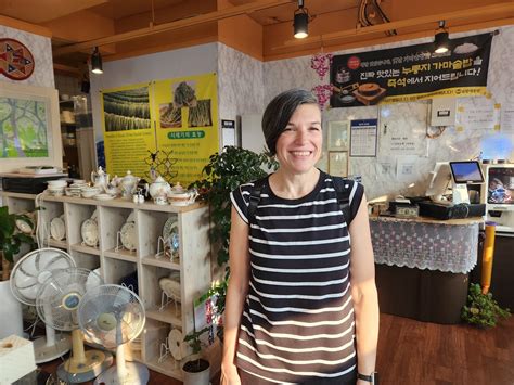 연실 ㅡ 매사추세츠에서 온 그녀 ㅡ 미국에서 불어 교사로 일하는 중년 여성이 왔다 감자전을 좋아한다며 맛있게 먹고 갔다 한국어 단어도 꽤 알았다 한국에 여성