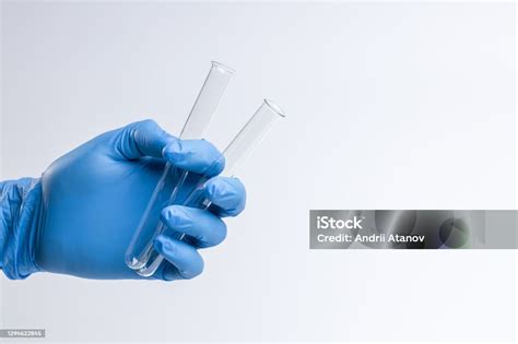회색 배경에 고립 된 유리 테스트 튜브를 들고 있는 의료인 또는 과학자 복사 공간을 복사합니다 30 34세에 대한 스톡 사진 및 기타 이미지 Istock