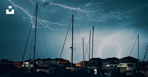 야간에 하늘에 번개가 치는 현상 사진 Unsplash의 무료 배 이미지