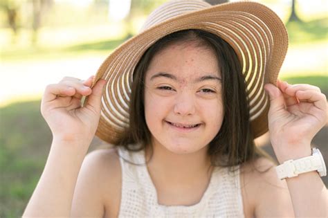Hermosa Chica Con Síndrome De Downs Sonriendo Y Mirando A La Cámara