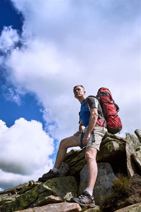 Wandern In Den Bergen Im Sommer Mit Einem Rucksack Stockbild Bild Von Berg Leute 112124887