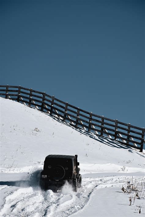 Suv 겨울 겨울 모험 겨울 시즌 겨울 여행 겨울 탐험 교통 구릉지 눈 눈 덮인 눈 덮인 언덕 눈 덮인 풍경 눈 운전 동계 스포츠 로드 트립 맑은
