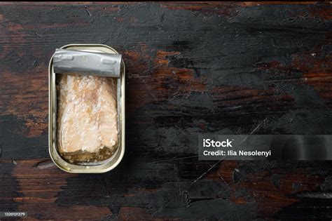 조림 야생 알래스카 연어 주석 캔에 오래된 어두운 나무 테이블 배경에 상단 보기 플랫 레이 카피 스페이스 와 텍스트 공간 건강한 식생활에 대한 스톡 사진 및 기타 이미지