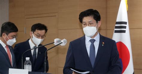 포토 Lh혁신방안 발표하기 위해 브리핑실 입장하는 노형욱 장관