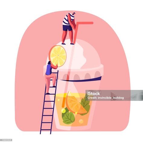 사다리에 작은 사람들이 주스 민트 잎과 짚 거 대 한 플라스틱 유리에 오렌지 슬라이스를 넣어 여름과 여성 캐릭터는 여름 시간에 차가운 음료를 마시는 만화 평면 벡터 일러스트