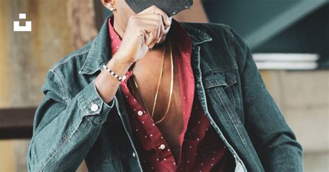 검은 모자와 회색 재킷을 입은 남자 사진 Unsplash의 무료 프로비던스 이미지