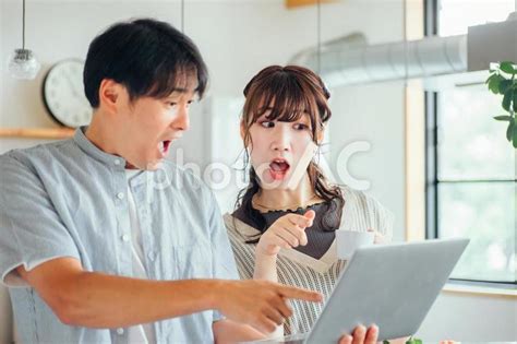 キッチンの前でパソコンを使う男女（驚く） No 23129108｜写真素材なら「写真ac」無料（フリー）ダウンロードok