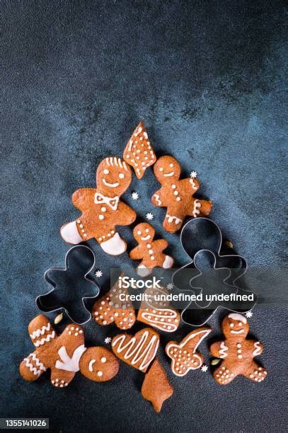 텍스트를위한 복사 공간이있는 어두운 파란색 배경에 진저 브레드 쿠키로 만든 크리스마스 트리 진저 브레드 쿠키와 주방 용품 새해와 크리스마스 엽서 다양한 쿠키 강림절에 대한
