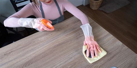 가사도우미 청소 나무 테이블 스프레이 병과 천으로 현대 가정 인테리어 가사 집안일에 대한 스톡 사진 및 기타 이미지 가사 집안일 가정의 방 고무 장갑 Istock