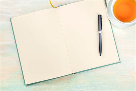 펜과 텍스트에 대 한 장소를 가진 밝은 배경에 위에서 촬영 차 한 잔으로 오픈 저널의 사진 감사에 대한 스톡 사진 및 기타 이미지 감사 결심 계획 Istock