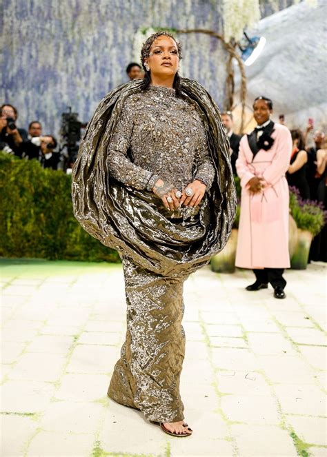 Rihanna Kim I Blake U Modnoj Areni Koja Je Kraljica Met Gale Imala