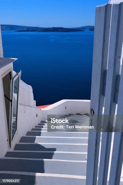 푸른 에게 해를 내려다 보는 풍경 건물 집 교회 골목 길 이아 산토리니 그리스의 문과 문 0명에 대한 스톡 사진 및 기타 이미지 Istock
