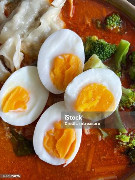 집에서 만든 그릇 매운 코코넛 밀크 락사 수프와 원톤 브로콜리 두꺼운 밀국수 삶은 달걀 반쪽 높은 전망의 전체 프레임 이미지 달걀에 대한 스톡 사진 및 기타 이미지 Istock