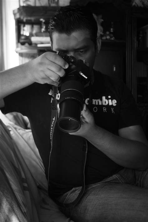 무료 이미지 남자 경치 검정색과 흰색 사람들 소녀 화이트 사진술 흡연 애정 초상화 모델 어업 좌석 정경 갈색 어둠 의류 우정 검은