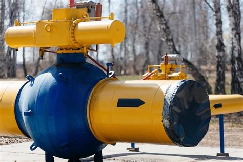 유럽으로의 가스 공급 종료의 개념 절단 파이프가 있는 주 가스 파이프라인의 볼 밸브 프리미엄 사진