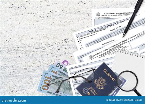 Форма Ds82 госдепартамента сша Приложение для обновления паспорта имеющих право людей на столе