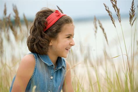 пристаньте девушку к берегу немногая Стоковое Изображение изображение насчитывающей одно