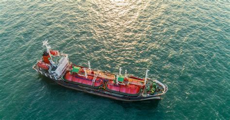 선박 유조선 석유 또는 가스 Lpg 정유소에 하역을 기다리는 바다에 주차 사진 Unsplash의 수송 이미지