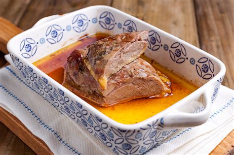 나무 테이블에 패턴 세라믹 베이킹 시트에 구운된 오리 필렛 건강 한 영양 섭취를 위한 음식입니다 텍스트에 대 한 여유 공간입니다