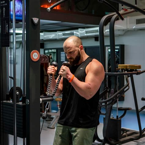 კალორიების რაოდენობა მორგებული უნდა იყოს შენზე შენს ასაკზე სქესზე სიმაღლეზე აქტივობაზე