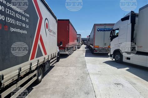 Интензивен е трафикът за товарни автомобили на някои от граничните пунктове по границата с