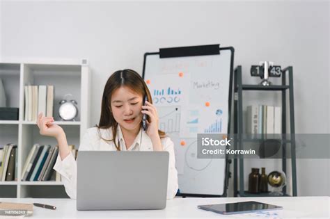 노트북에서 일하는 아시아 여성 한 사업가가 사무실에서 노트북 컴퓨터 작업을 하느라 바쁘다 20 24세에 대한 스톡 사진 및 기타