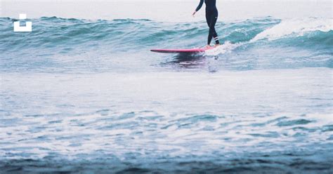 낮에 바다 파도에서 서핑하는 남자 사진 Unsplash의 무료 파랑 이미지