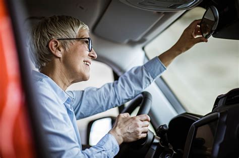 차 안에서 백미러를 조정하는 행복한 시니어 여성의 아래 모습 운전하기에 대한 스톡 사진 및 기타 이미지 운전하기 노인 여자 Istock