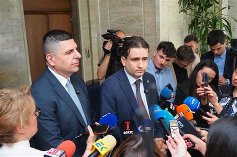 Тричасова среща между ДБ и ПП за проблемите с районните кметове в София От деня БНР Новини