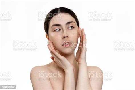 뷰티 및 스킨 케어 그녀의 얼굴을보고 젊은 아름다운 백인 여성의 초상화 흰색 배경입니다 미용 회춘 및 피부과의 개념 갈색 머리에 대한 스톡 사진 및 기타 이미지 Istock