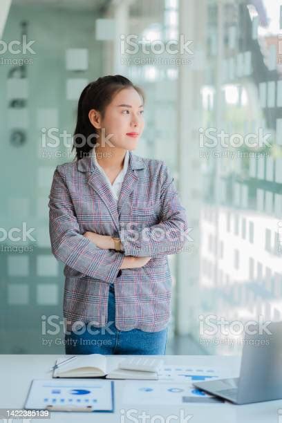 아시아 비즈니스 여성 작업 재무 분석 회계 보고서 수익 통계 이익 및 성장을위한 회사 성과 그래프 연구 수직 이미지 경영자에