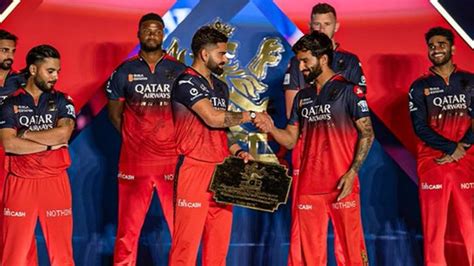 Rcb Unbox Event ২০২৫ মরশুমের আইপিএলের আগে নতুন অধিনায়ক রজত পতিদারকে বিশেষ উপহার বিরাট কোহলির