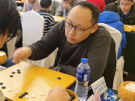 晚报杯”全国业余围棋锦标赛】第四日，羊城晚报广东东湖棋院队王异新斩获一胜