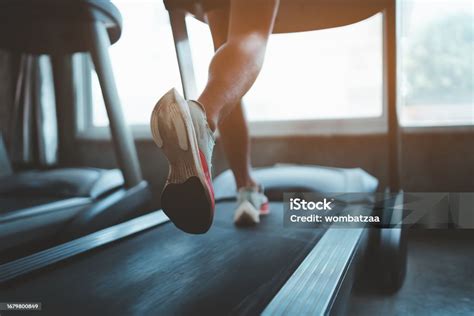 발을 닫고 피트니스 클럽에서 러닝머신을 달리는 스포츠맨 러너 유산소 운동 건강한 생활 방식 체육관에서 훈련하는 남자 스포츠 달리기 개념 20 24세에 대한 스톡 사진 및