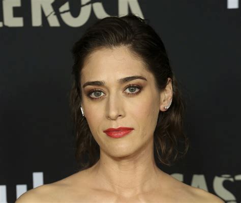 Lizzy Caplan Kompleks